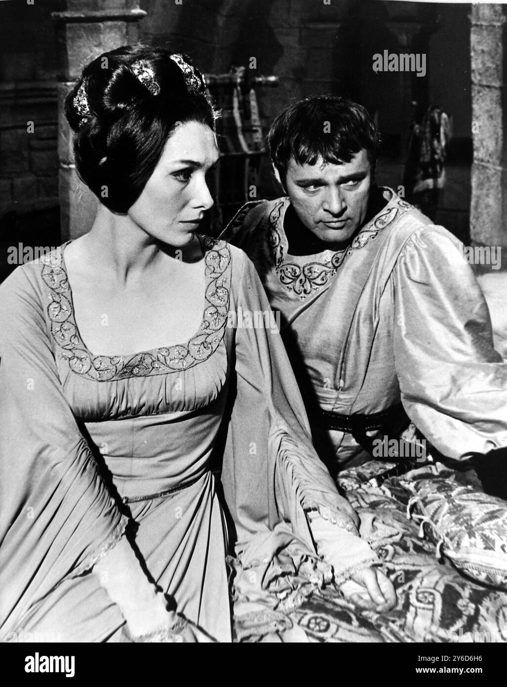 RICHARD BURTON ON A SET OF PRODUCTION OF BECKET WITH SIAN PHILLIPS IN ...