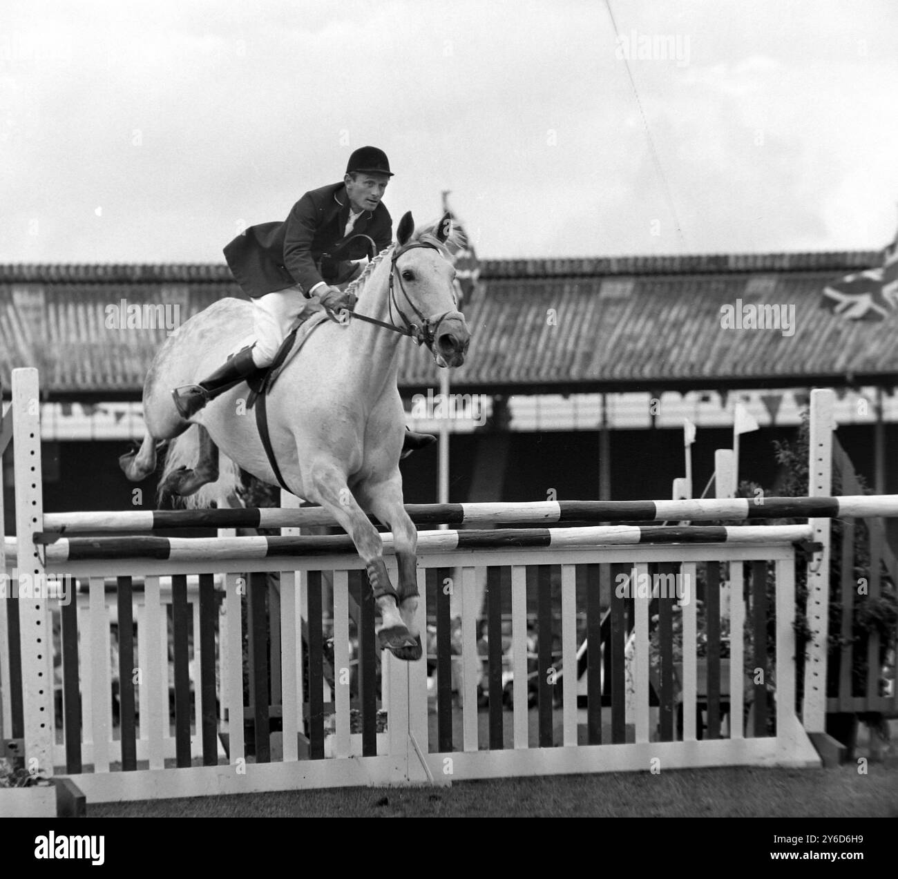 HORSE SHOWS MANCINELLI G ON THE ROCK PRINCE OF WALES CUP ; 25 JULY 1963 ...