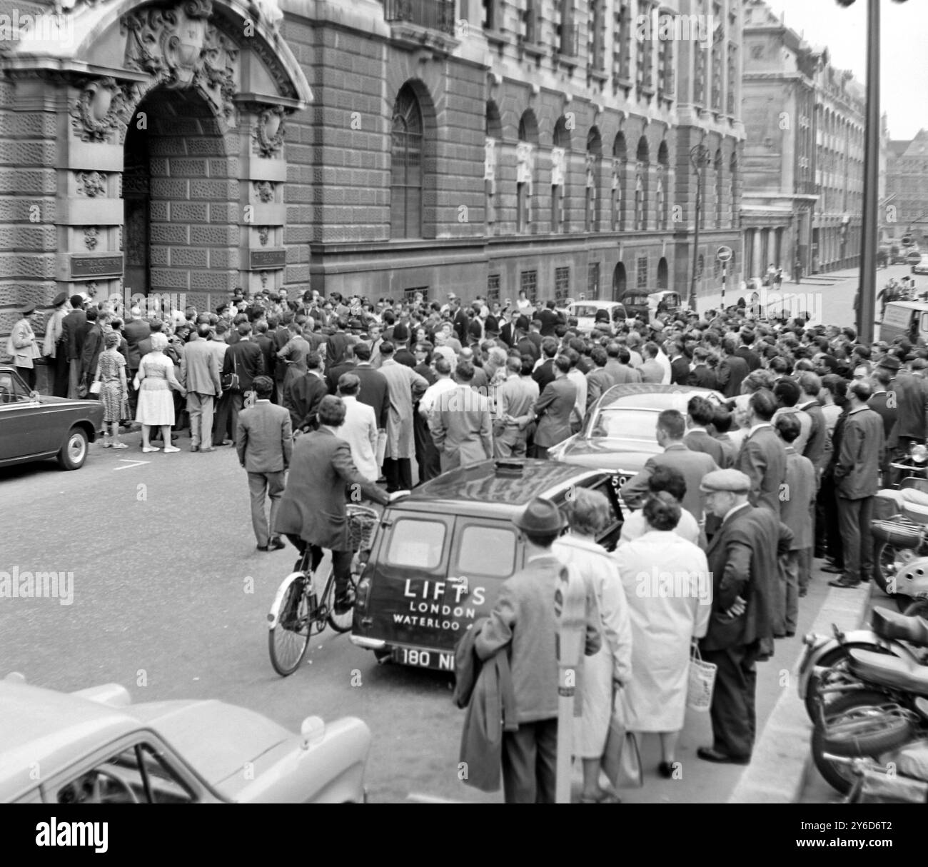 STEPHEN WARD CASE IN COURT - PEOPLE OUTSIDE OLD BAILEY IN LONDON / ; 22 ...