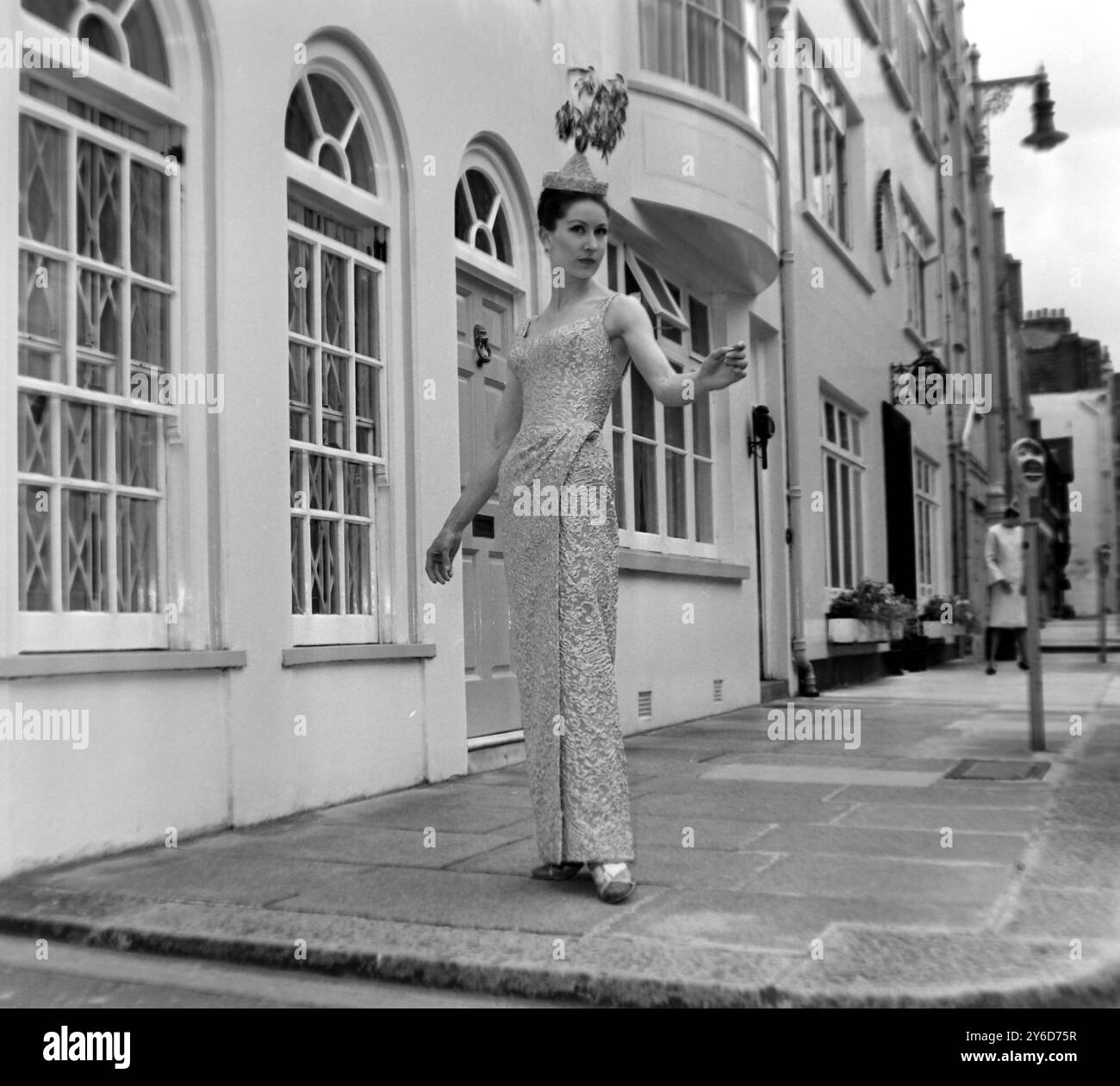 LYNNE BARRYMORE MODELS CLOQUE SOOCHOW - WINTER FASHION COLLECTION BY ...