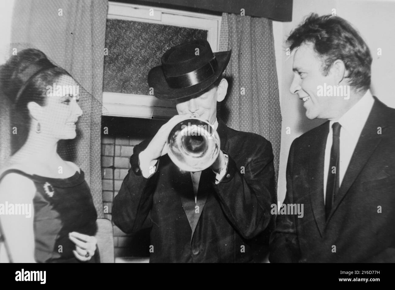 ACTOR RICHARD BURTON WITH ELIZABETH TAYLOR AND BOB WALLIS IN LONDON ...