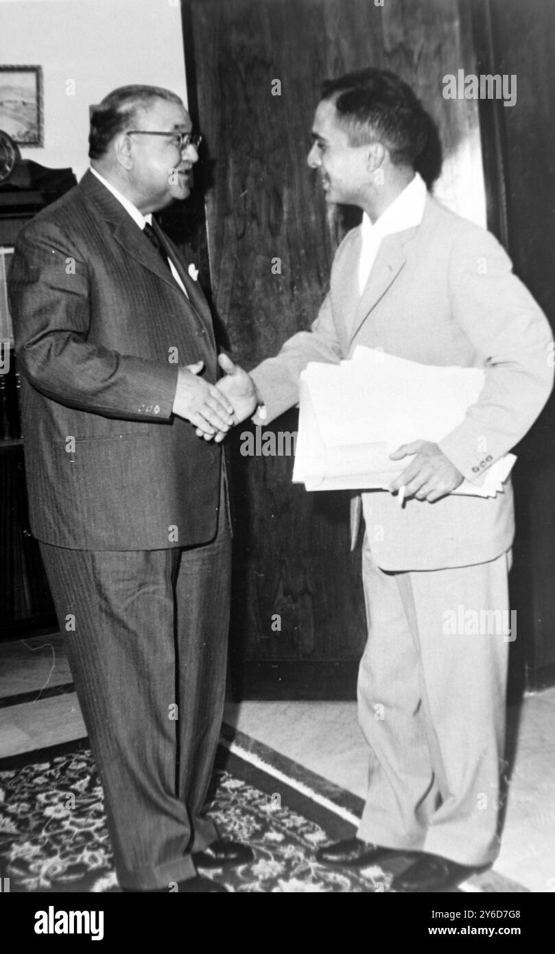 KING HUSSEIN OF JORDAN WITH NEW PRIME MINISTER SHERIFF HUSSEIN BEN ...