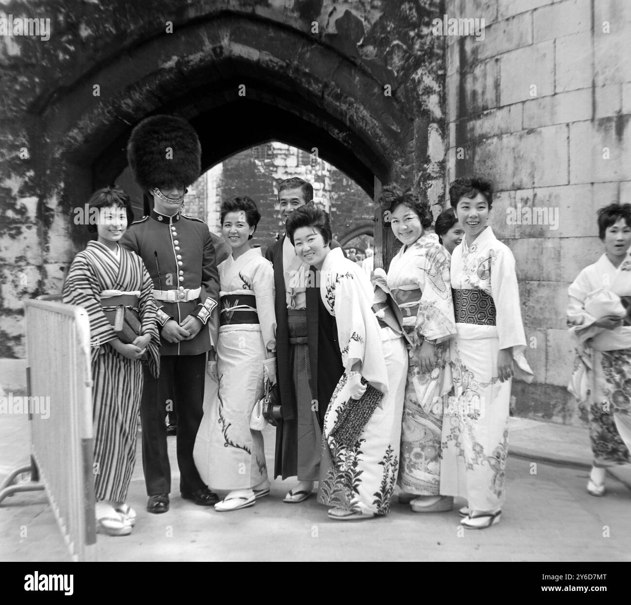 JAPANESE TOURISTS IN LONDON WITH GUARDSMAN / ; 14 JULY 1963 Stock Photo ...