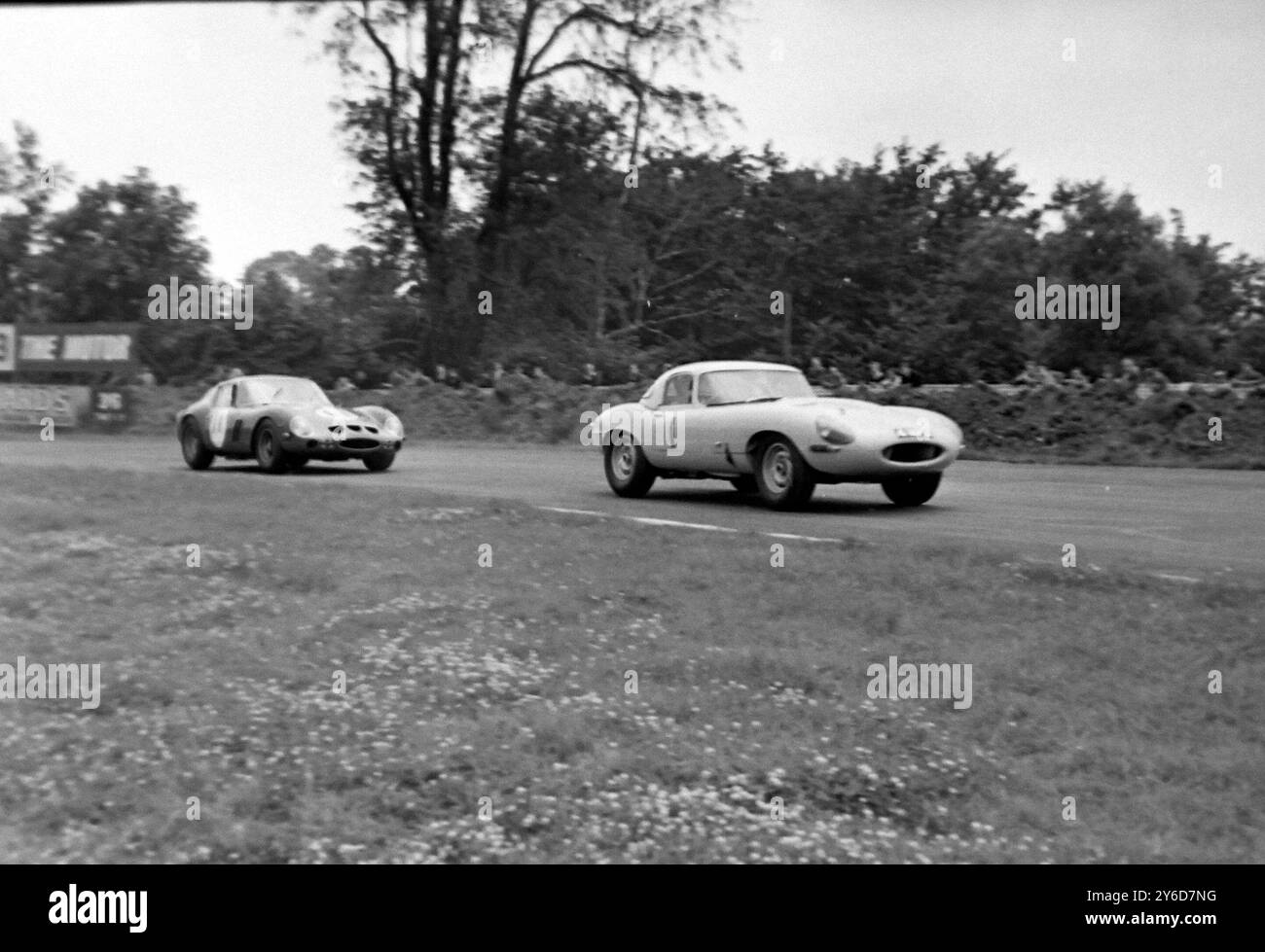 E TYPE JAGUAR DRIVEN BY GRAHAM HILL AND JACK SEARS ON FERRARI 250GTO IN ...