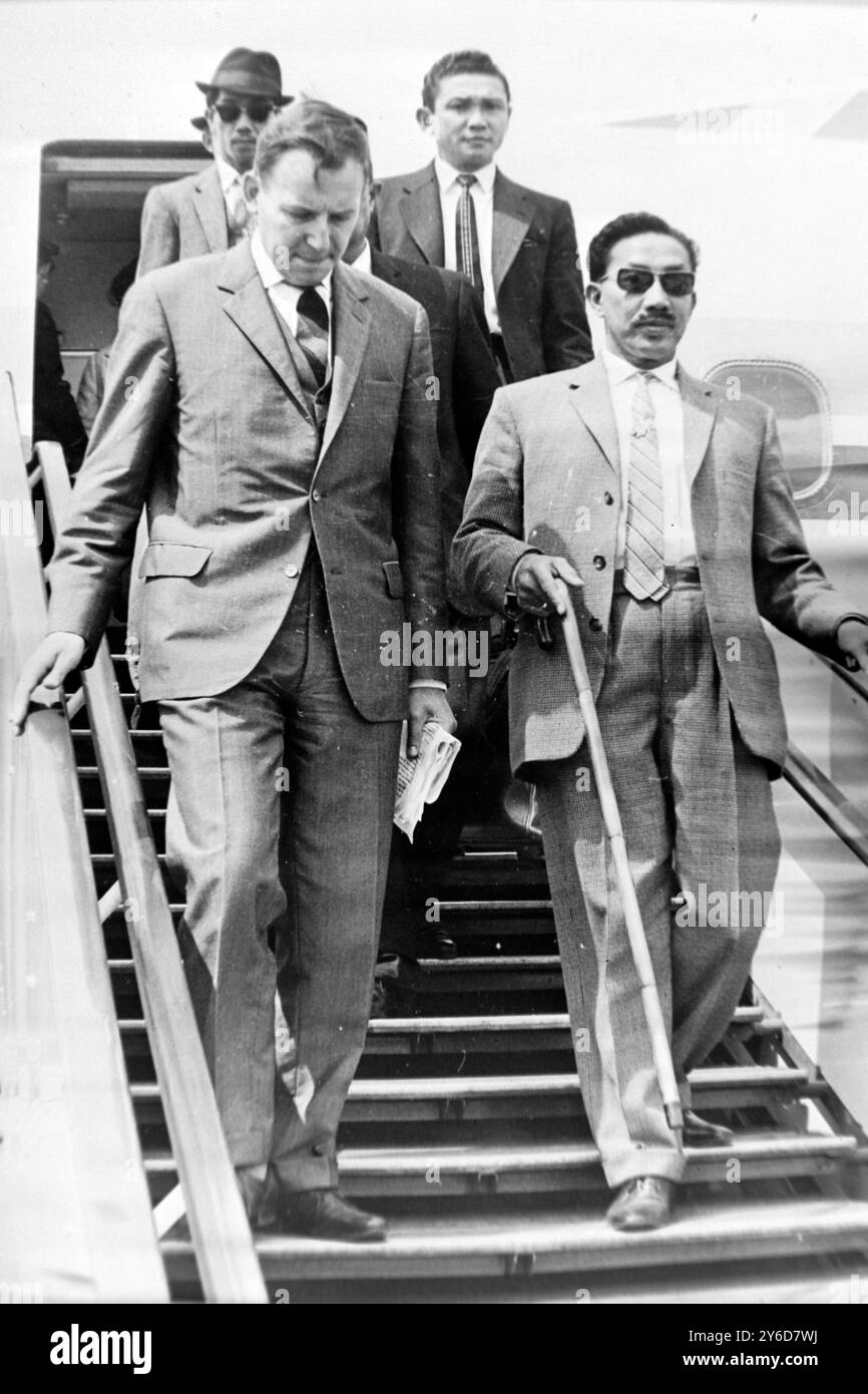 THE SULTAN OF BRUNEI SIR OMAR ALI SAIFUDDIN ARRIVES IN AMSTERDAM ...