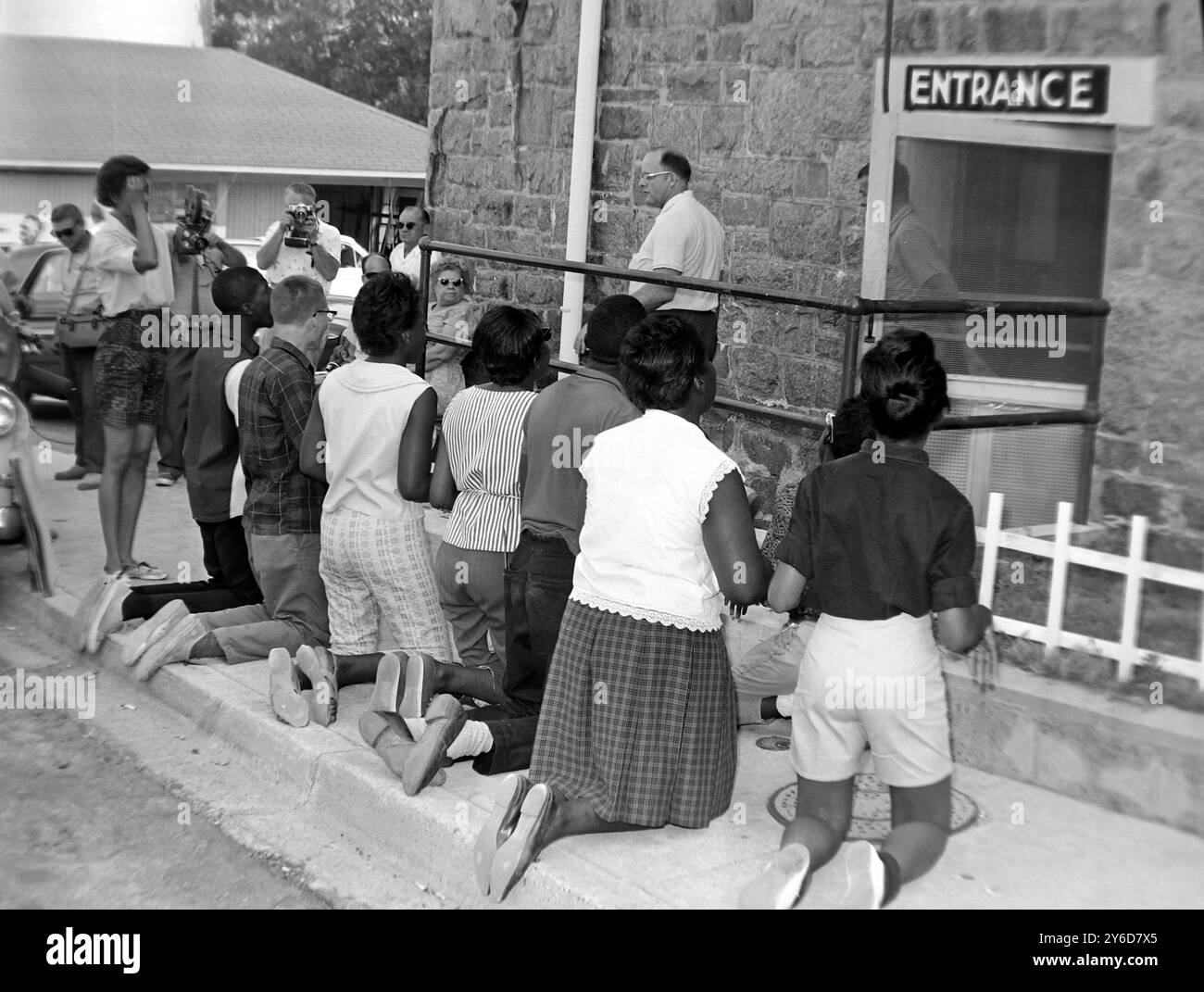 A WHITE PERSON KNEELING WITH BLACK PEOPLE IN CAMBRIDGE, US - RACIAL ...