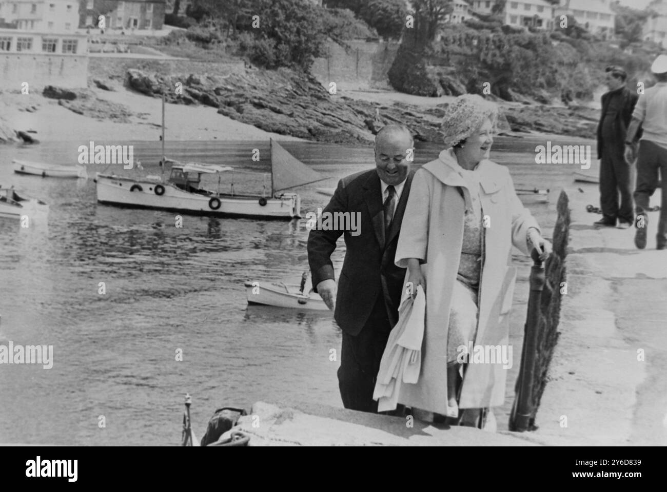 ELIZABETH THE QUEEN MOTHER WITH RICHARD WILKINS IN FALMOUTH, CORNWALL ...
