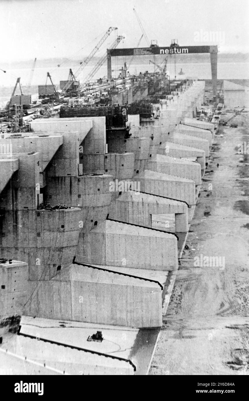 MAN MADE BARRIERS AGAINST THE SEA, SCHELDE ESTUARY, HOLLAND ; 10 JULY ...