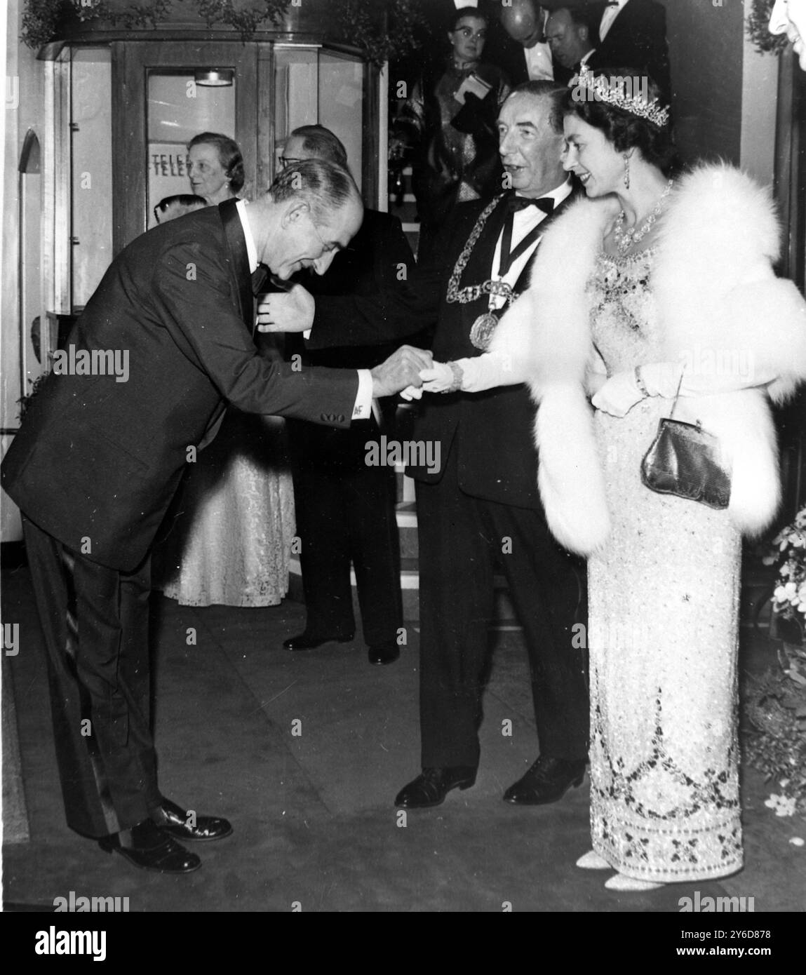 QUEEN ELIZABETH II WELCOMED BY A FRUTIN AND PETER MELDRUM IN LONDON ; 8 ...