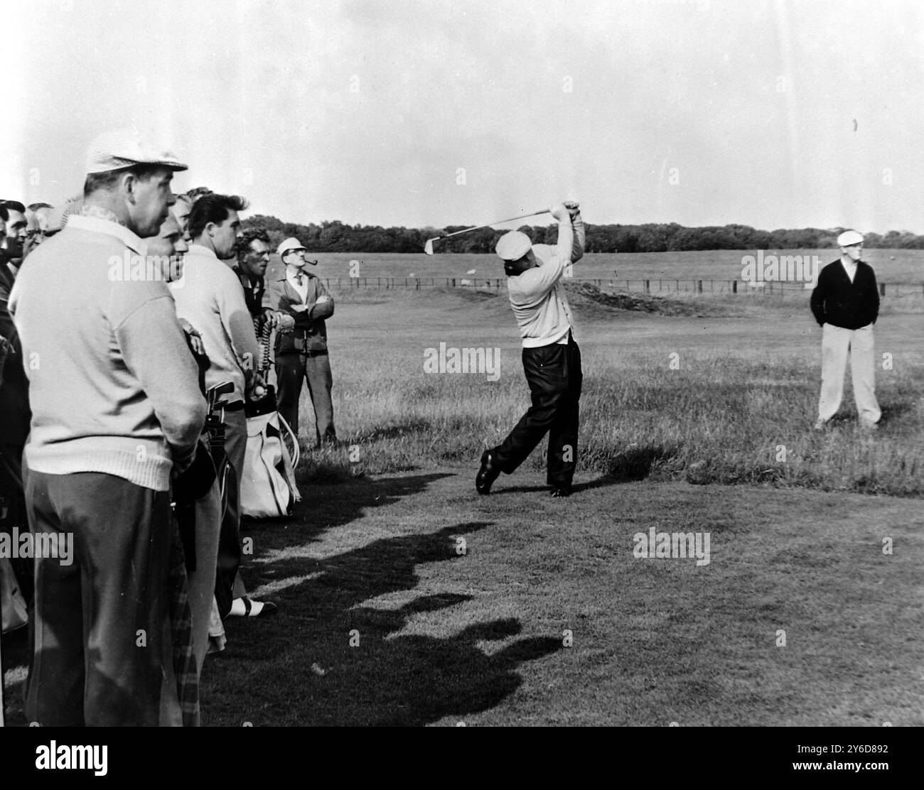 GOLF PHIL RODGERS OF AMERICA IN PRACTICE ; 8 JULY 1963 Stock Photo - Alamy