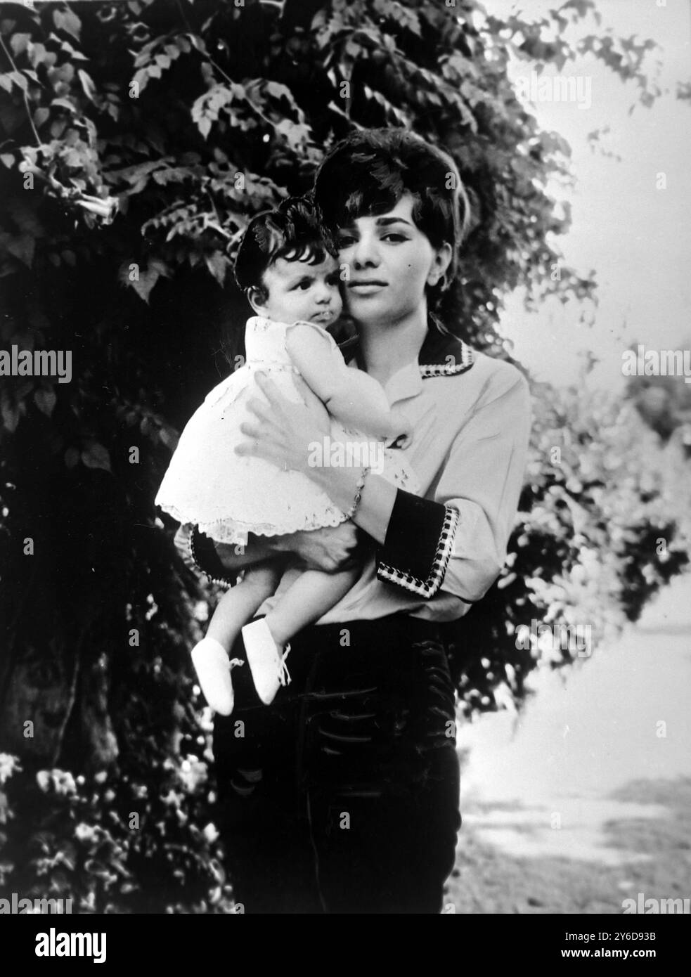 EMPRESS FARAH WITH PRINCESS FARAHNAZ OF IRAN IN NOWSHAHR - QUEEN IN THE ...