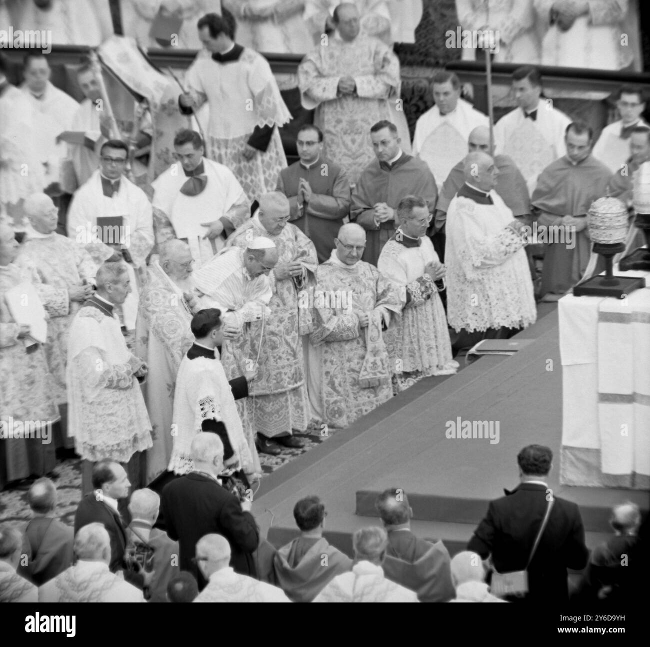 PAUL POPE VI CORONATION IN VATICAN CITY, ROME - POPE BLESSES PAPAL ...