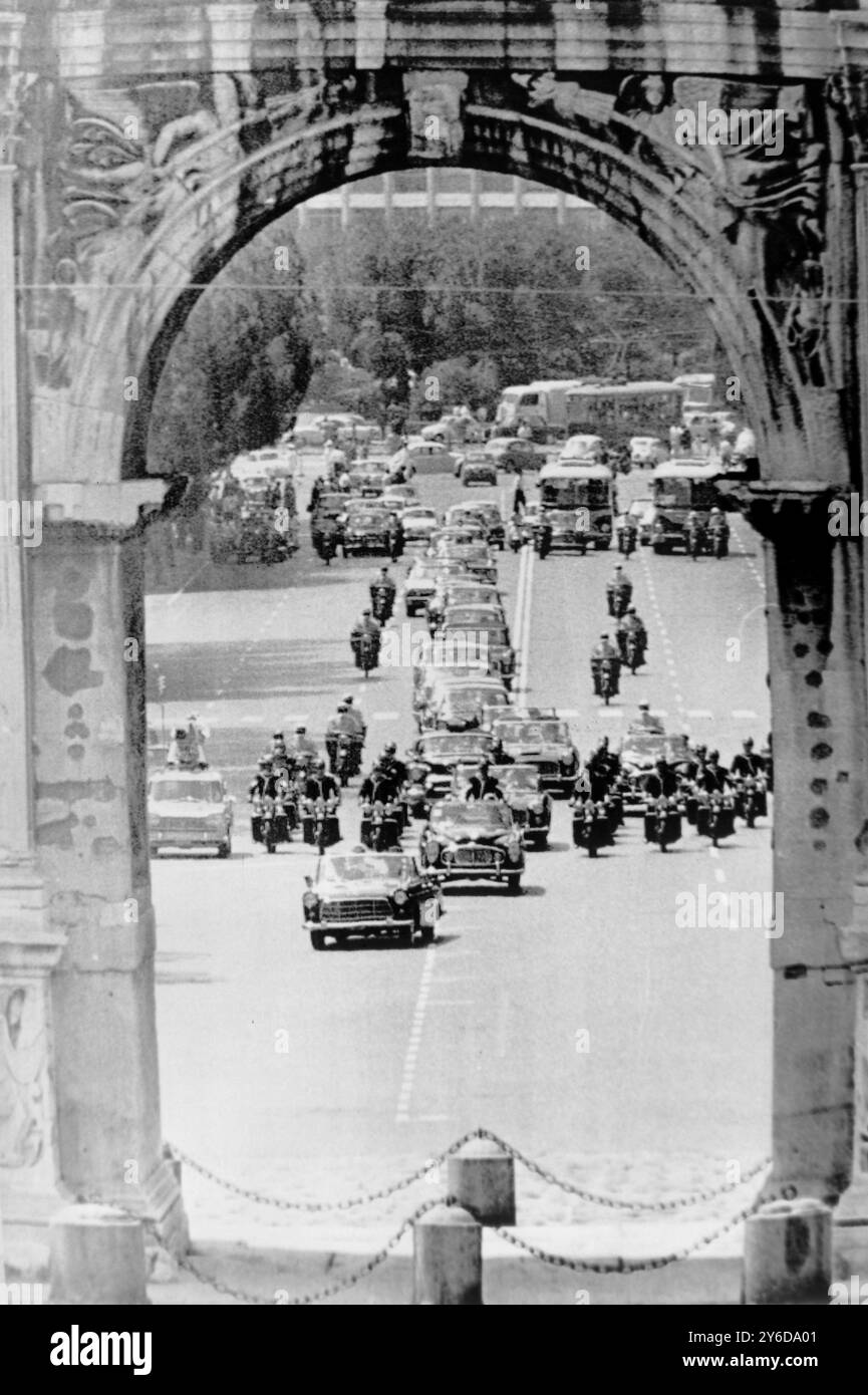 US AMERICAN PRESIDENT JOHN F KENNEDY ENTERS ROME IN ITALY ; 1 JULY 1963 ...