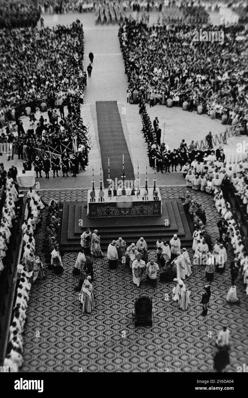 PAUL POPE VI CORONATION IN VATICAN CITY, ROME ; 1 JULY 1963 Stock Photo ...