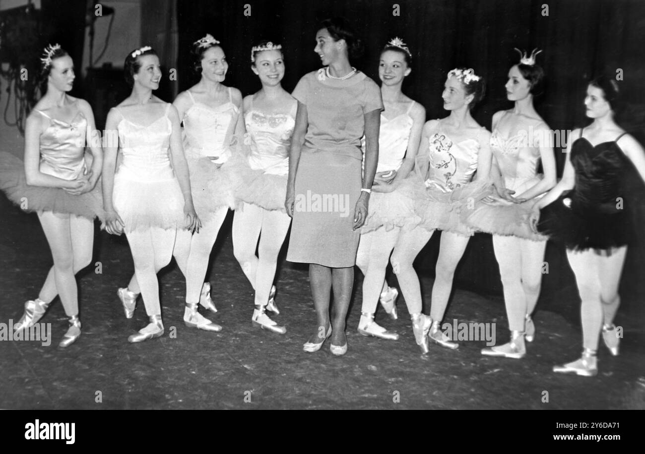 PRIMA BALLERINA BERYL GREY WITH BALLET GIRLS IN LONDON / ; 26 JUNE 1963 ...
