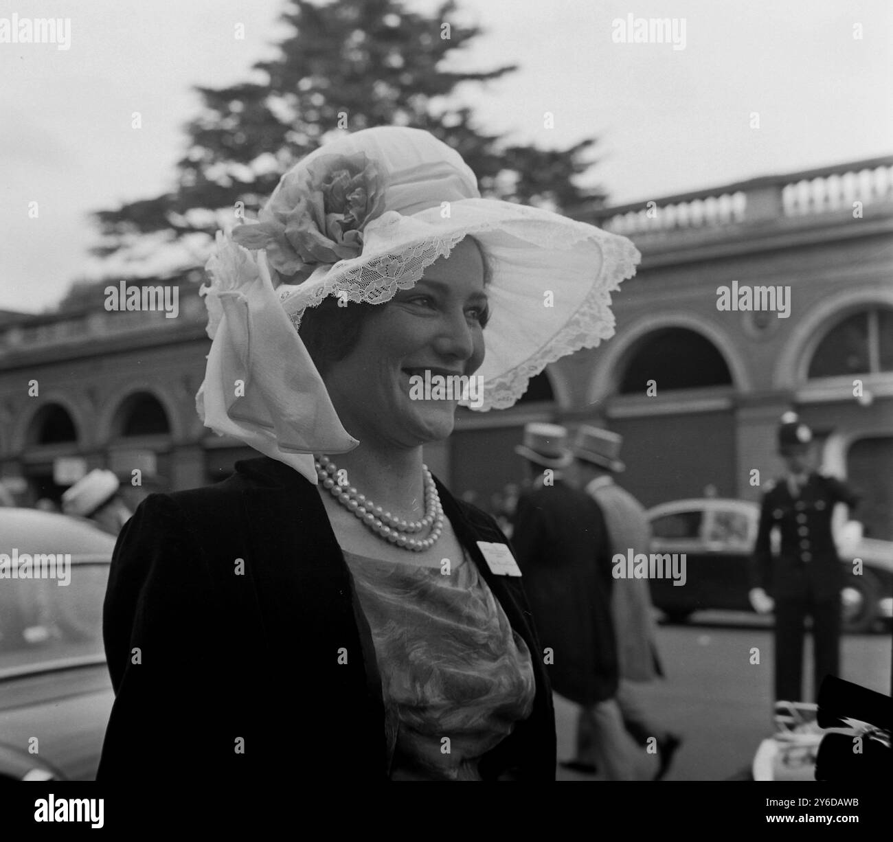 MARGARET TENNENT WEARING A SPECIAL HAT FASHION FOR ASCOT HORSE RACE IN ...