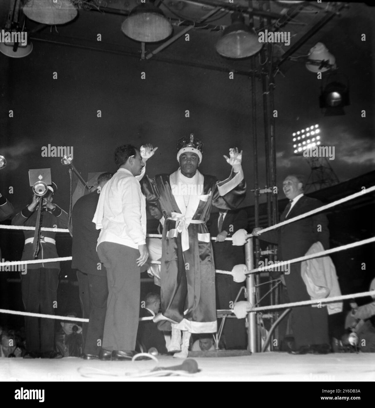 AMERICAN BOXING CHAMPION CASSIUS CLAY MUHAMMAD ALI WITH HENRY COOPER ...