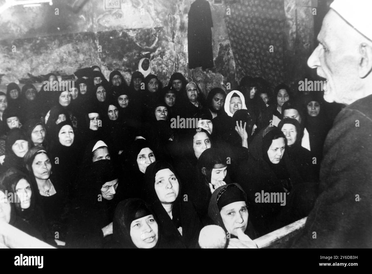 WOMEN WITH IMAM AT SPECIAL MOSQUE FOR WOMEN IN CAIRO ; 18 JUNE 1963 ...