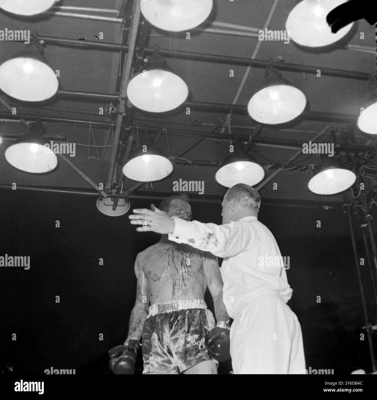 AMERICAN BOXING CHAMPION CASSIUS CLAY MUHAMMAD ALI WITH HENRY COOPER ...