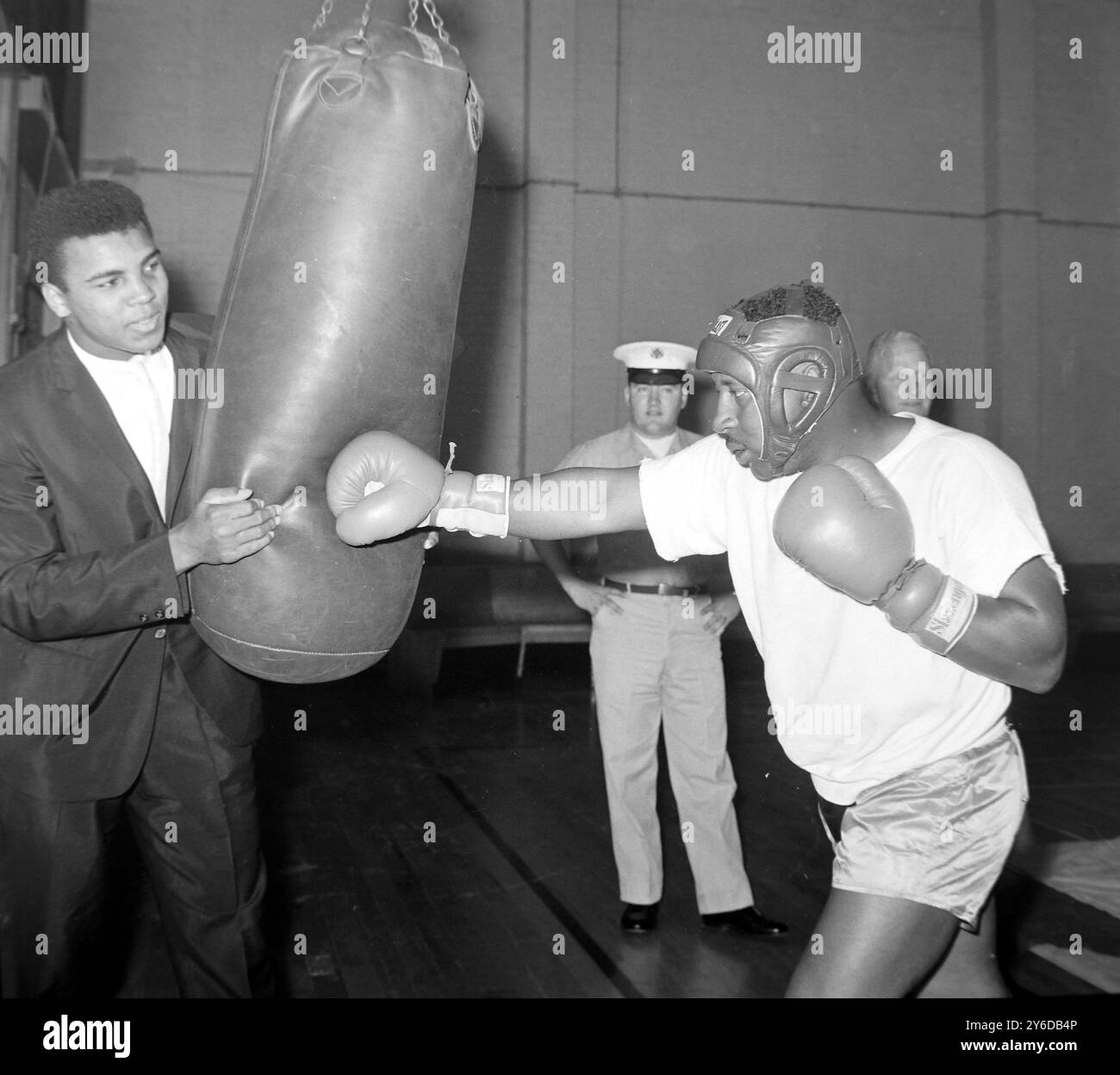 BOXING HEAVYWEIGHT AMERICAN BOXING CHAMPION CASSIUS CLAY MUHAMMAD ALI ...