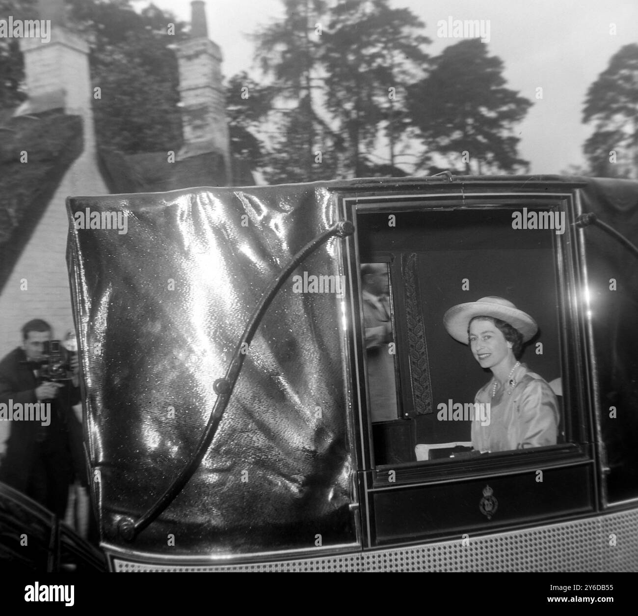 Her majesty the queen horse Black and White Stock Photos & Images - Alamy