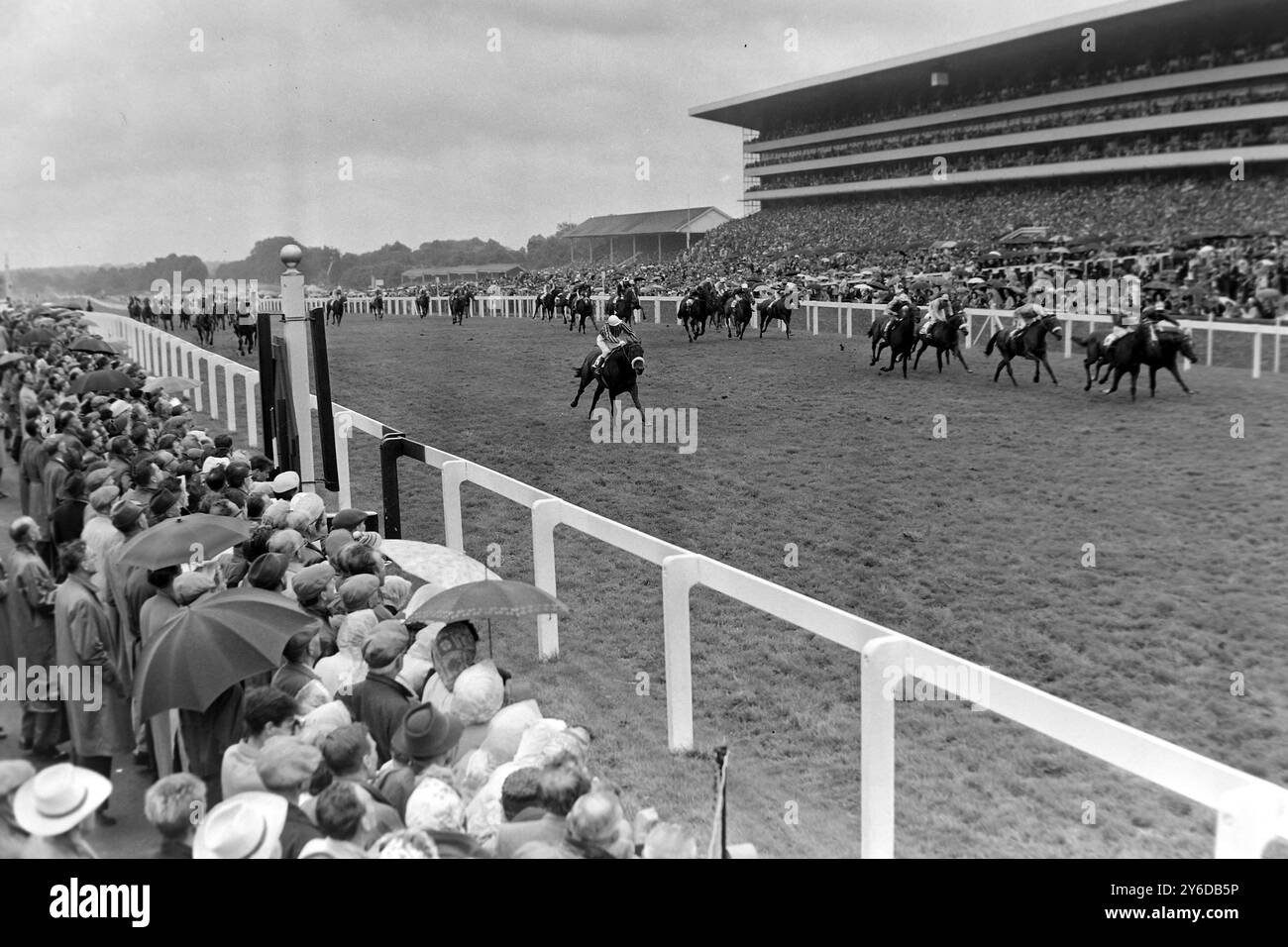 Horse racing at ascot hi-res stock photography and images - Alamy