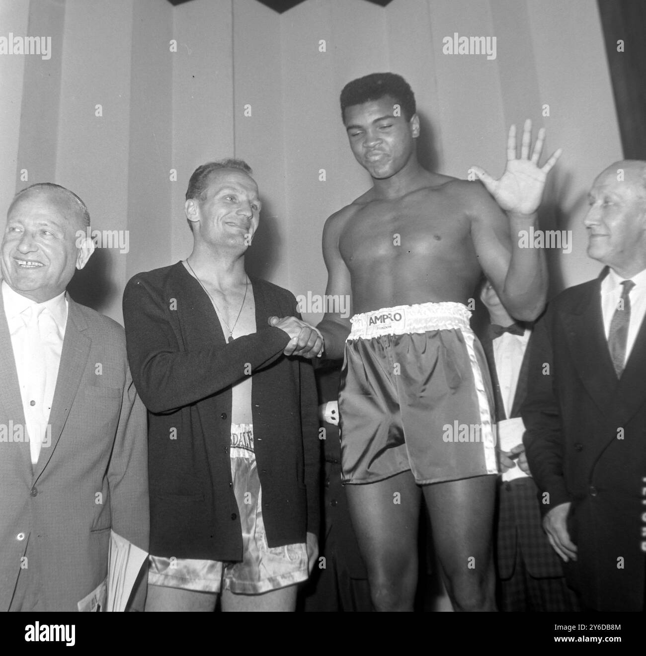 AMERICAN BOXING CHAMPION CASSIUS CLAY MUHAMMAD ALI WITH HENRY COOPER ...