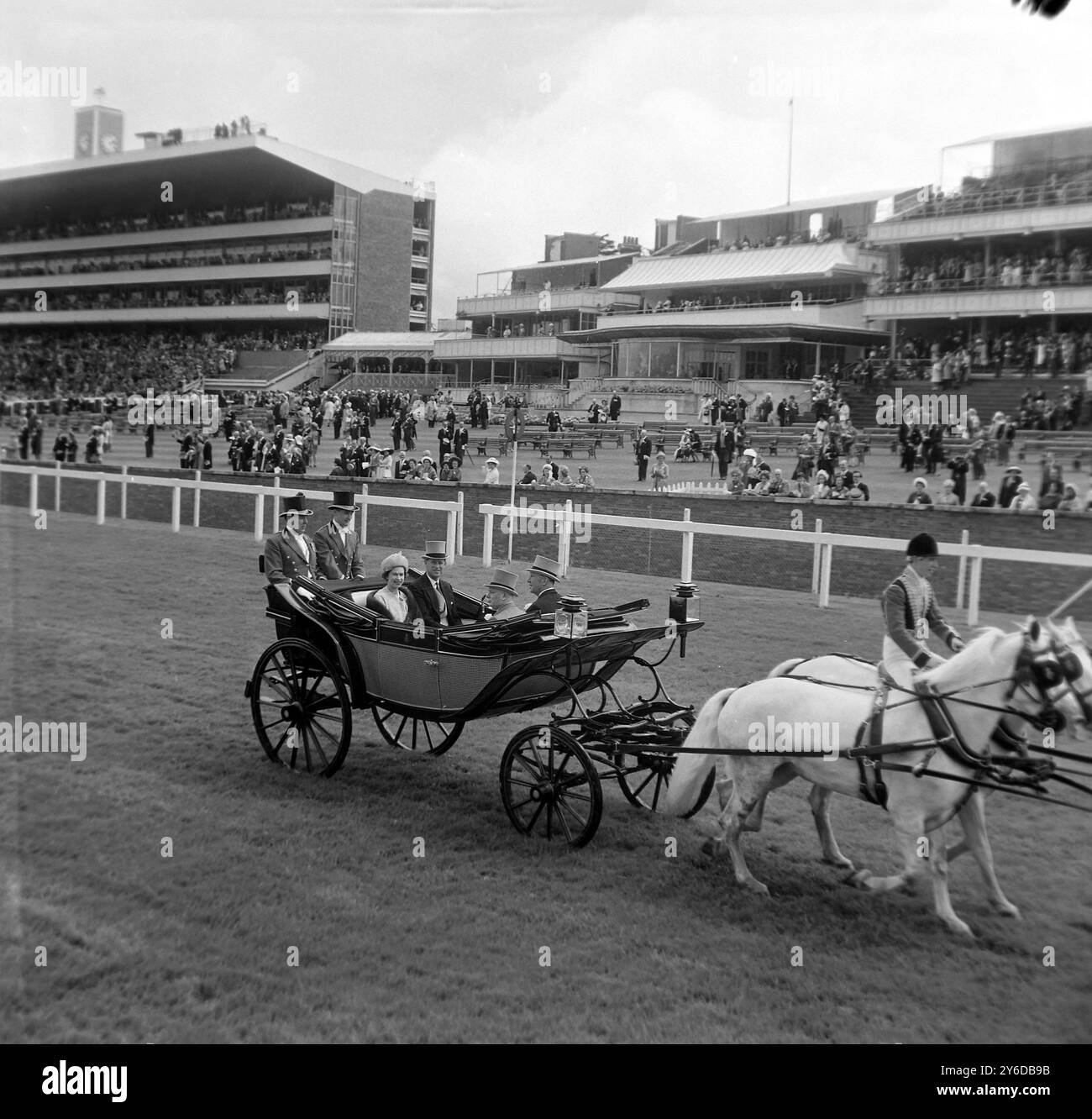 Her majesty the queen horse Black and White Stock Photos & Images - Alamy