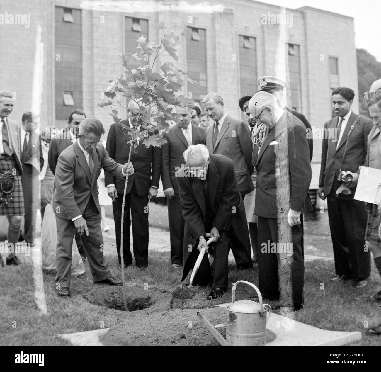 INDIAN PRESIDENT SARVEPALLI RADHARKRISHNAN PLANTS COMMEMORATIVE TREE IN ...