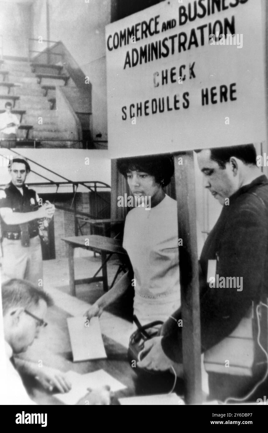 RACIAL SEGREGATION TUSCALOOSA BLACK PEOPLE STUDENTS JOIN UNIVERSITY IN ...