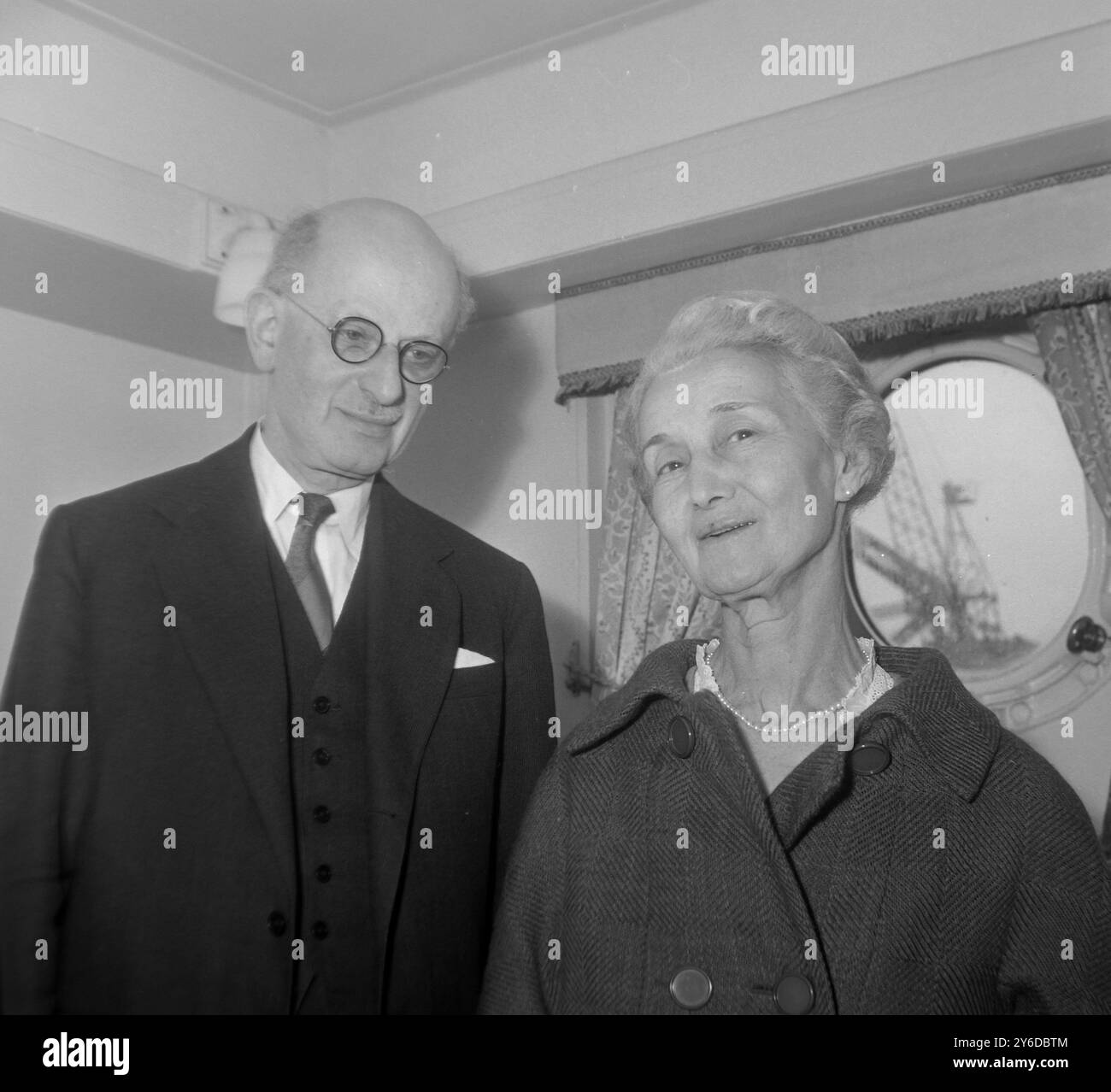 H R REINHART SENIOR RABBI OF THE WESTMINSTER SYNAGOGUE WITH WIFE IN ...