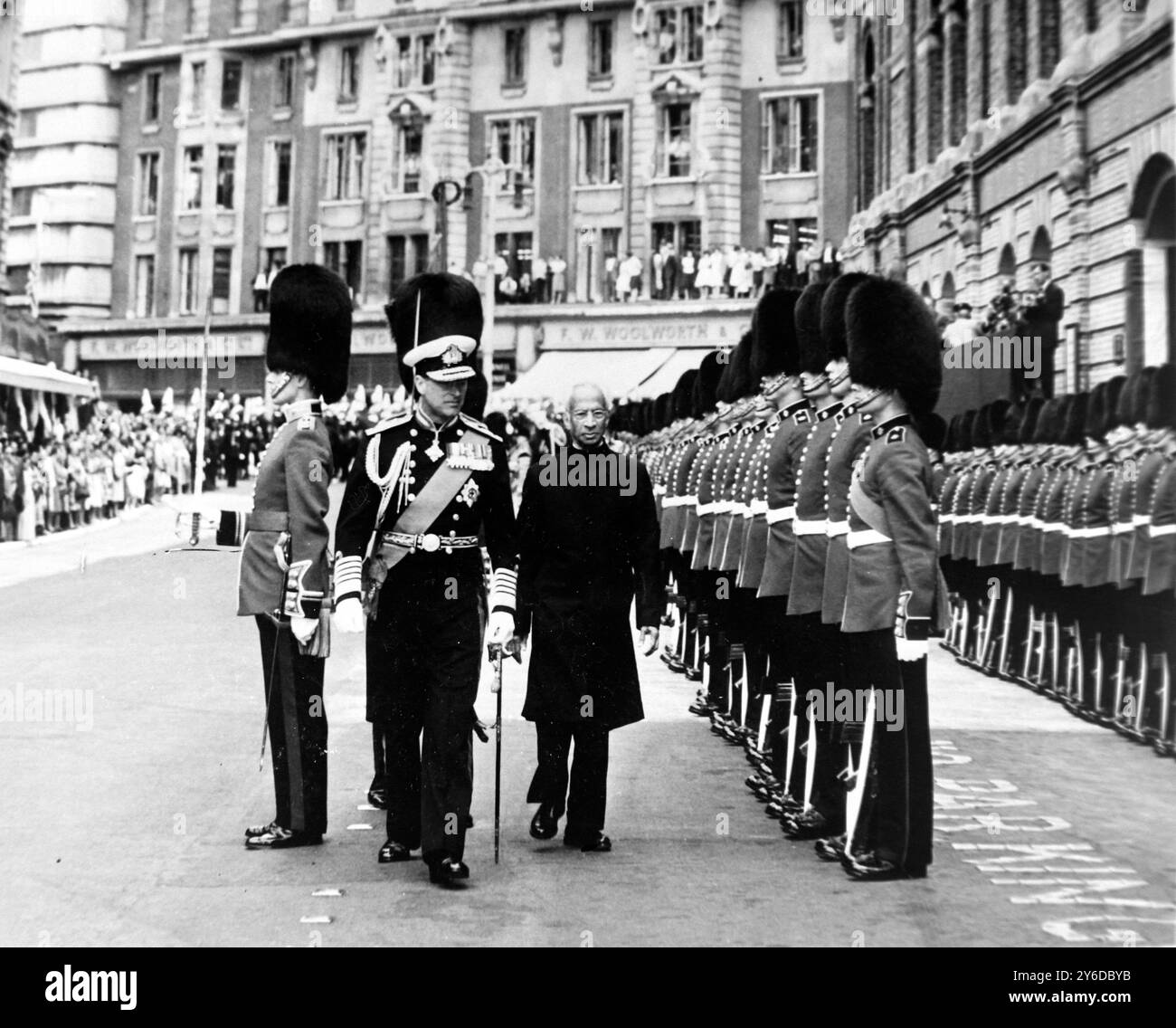 INDIAN PRESIDENT SARVEPALLI RADHARKRISHNAN AND PRINCE PHILIP INSPECT ...
