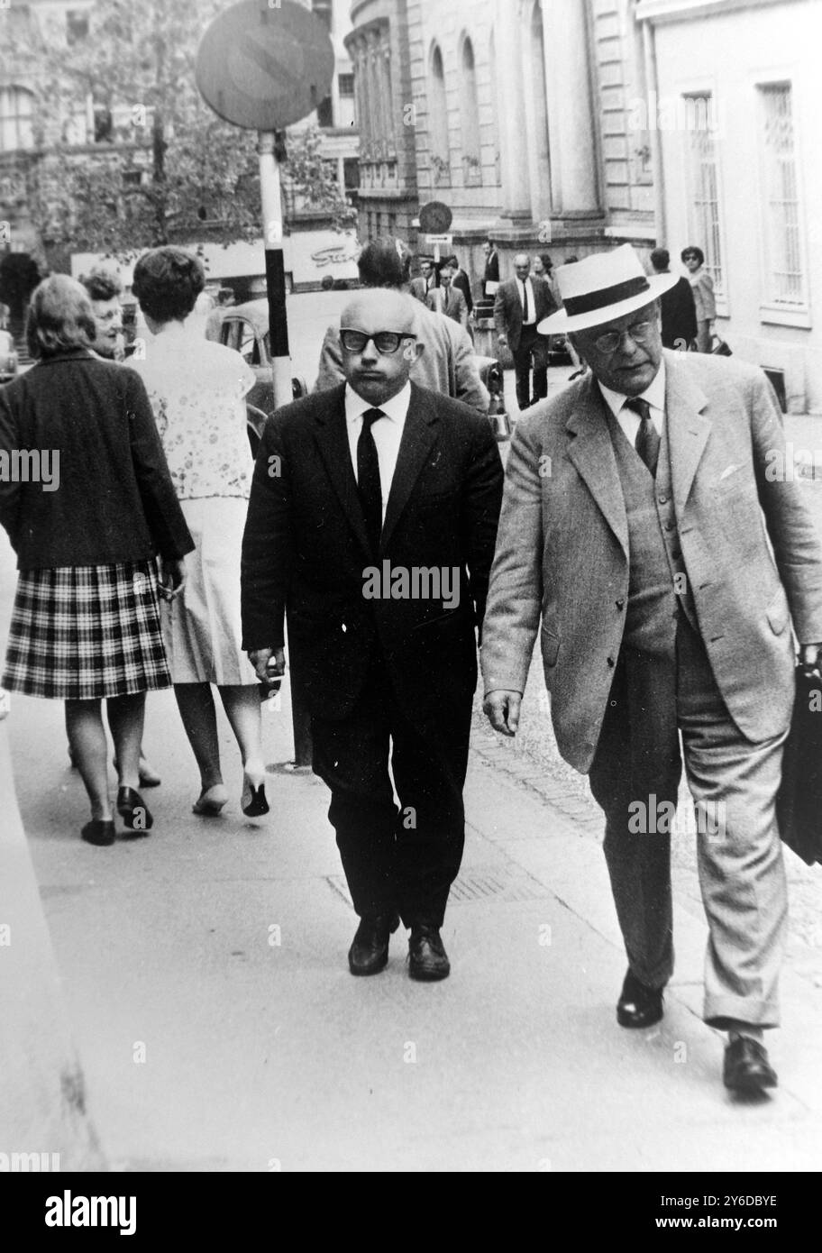 LAW & ORDER ROCKET THREAT TRIAL DR SIEDEL DR WOLF ARRIVE TRIAL ; 12 ...