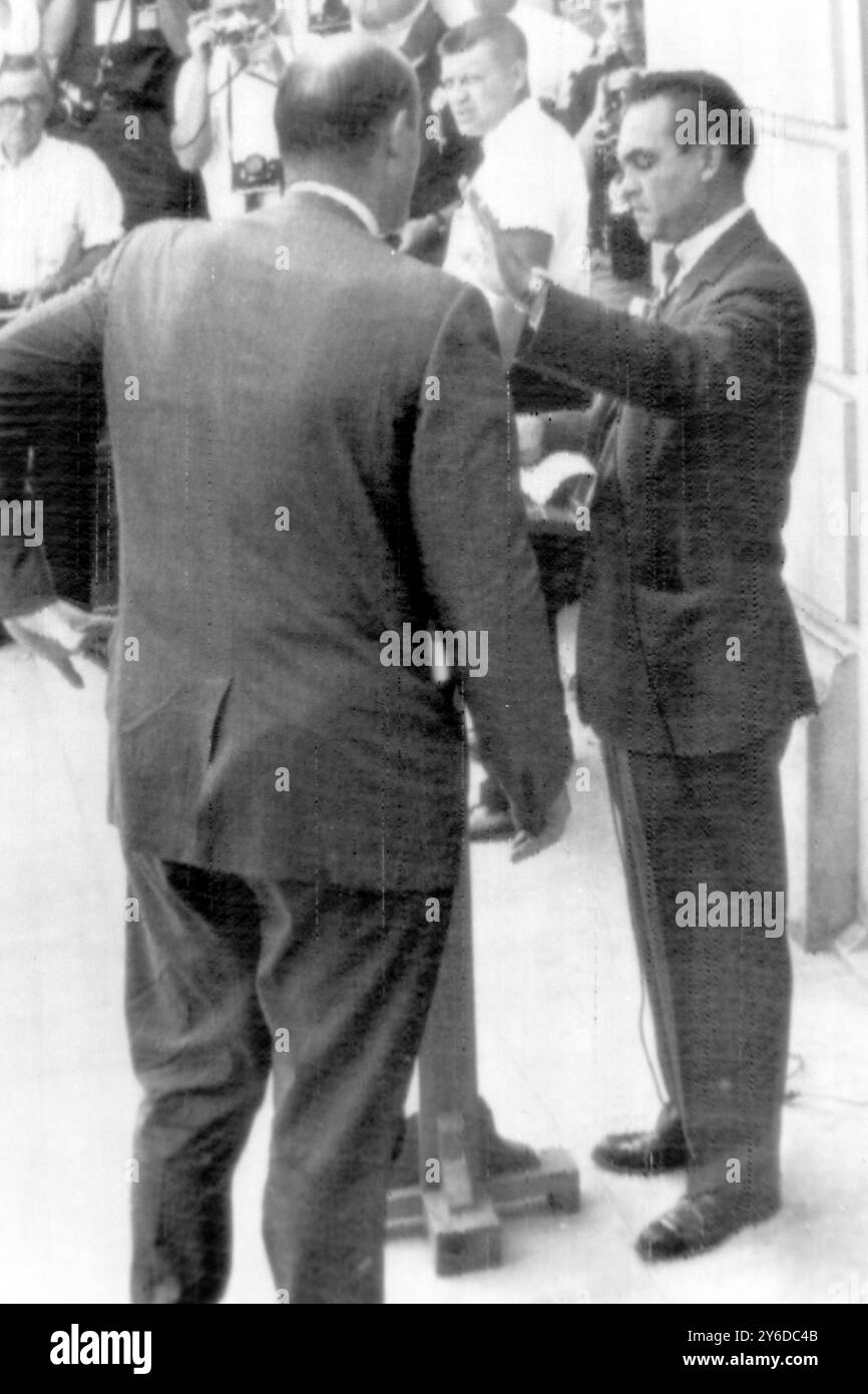 ALABAMA GOVERNOR GEORGE WALLACE AT UNIVERSITY IN TUSCALOOSA ; 11 JUNE ...