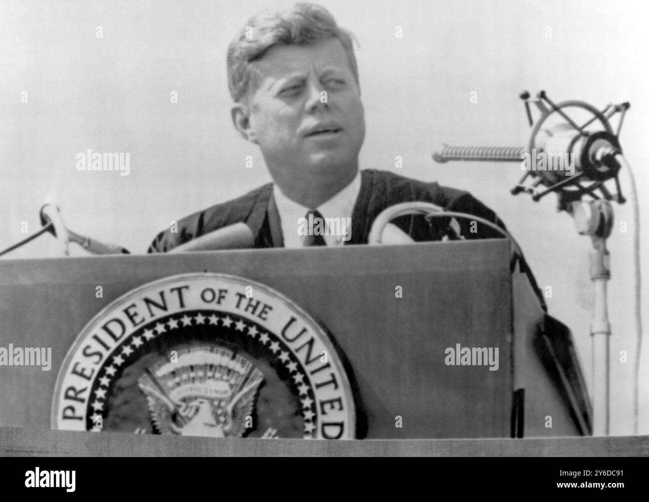 US AMERICAN PRESIDENT JOHN F KENNEDY JFK AMERICAN GETS HONORARY DEGREE ...