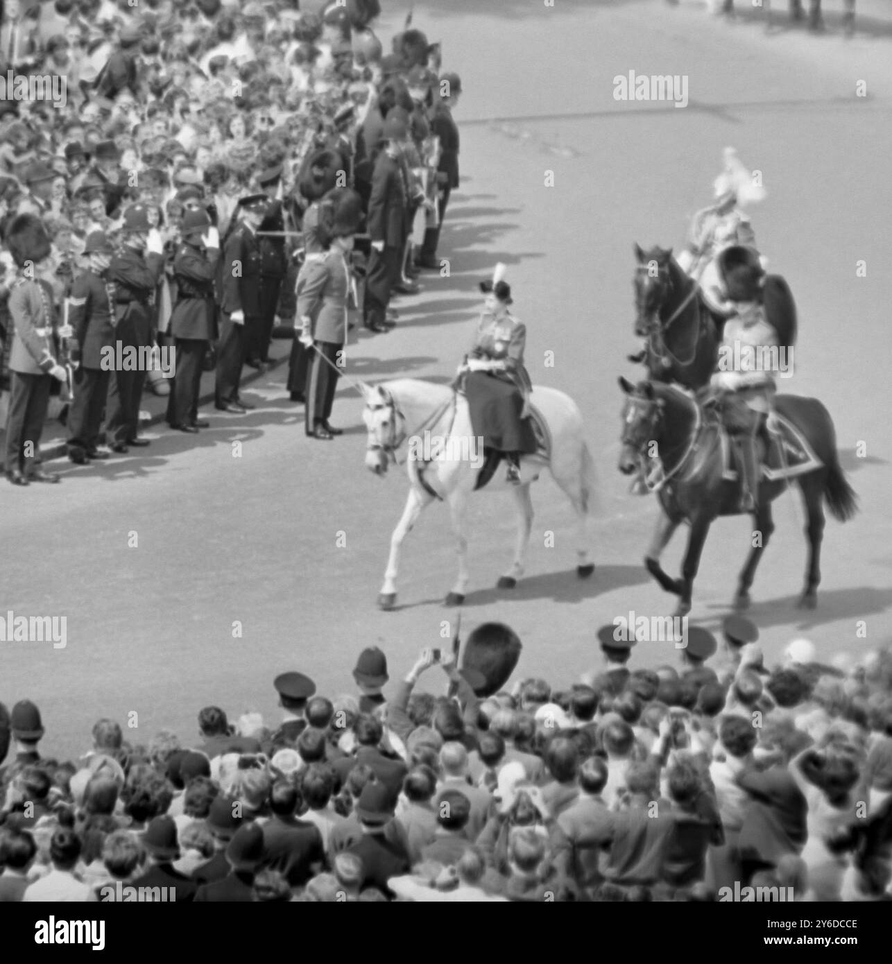 Queen trooping the colour 1960 hi-res stock photography and images - Alamy