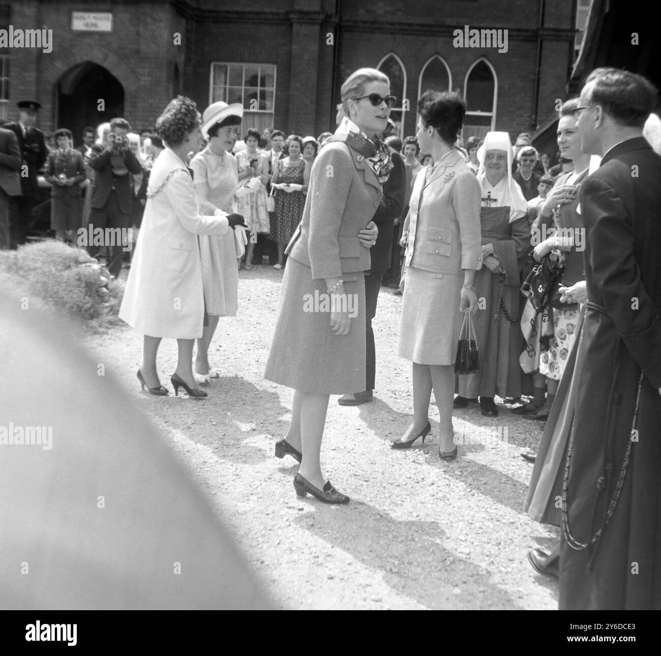 PRINCESS GRACE, COUNTESS LOREDON, PRINCESS BEATRIX IN ROMSEY ; 9 JUNE ...