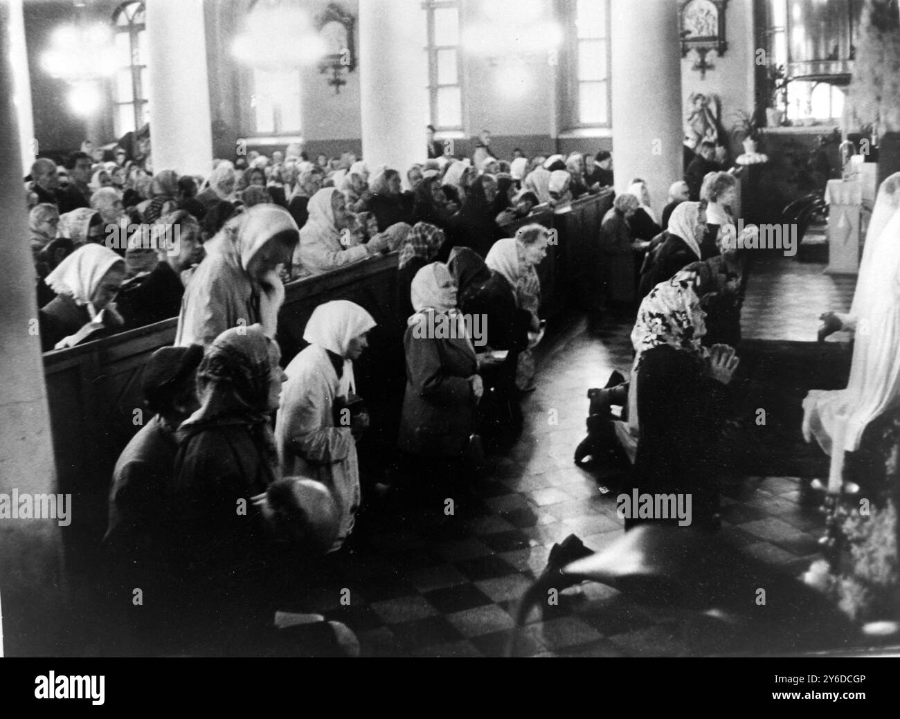 CHURCH ST LOUIS DES FRANCAIS CHURCH IN MOSCOW - PEOPLE PRAYING FOR POPE ...