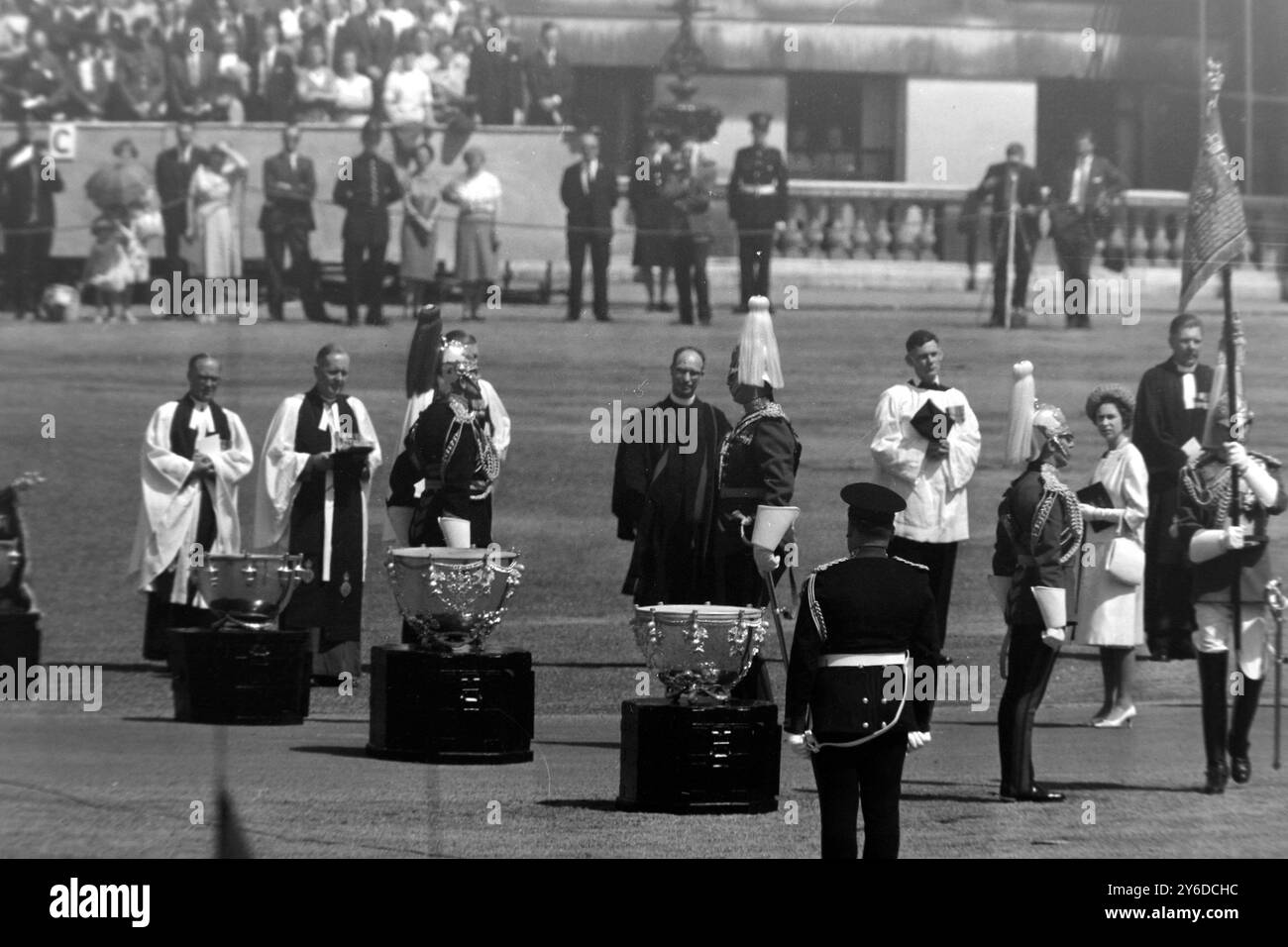 HORSE GUARD QUEEN AT CALVARY CEREMONY IN LONDON ; 6 JUNE 1963 Stock ...