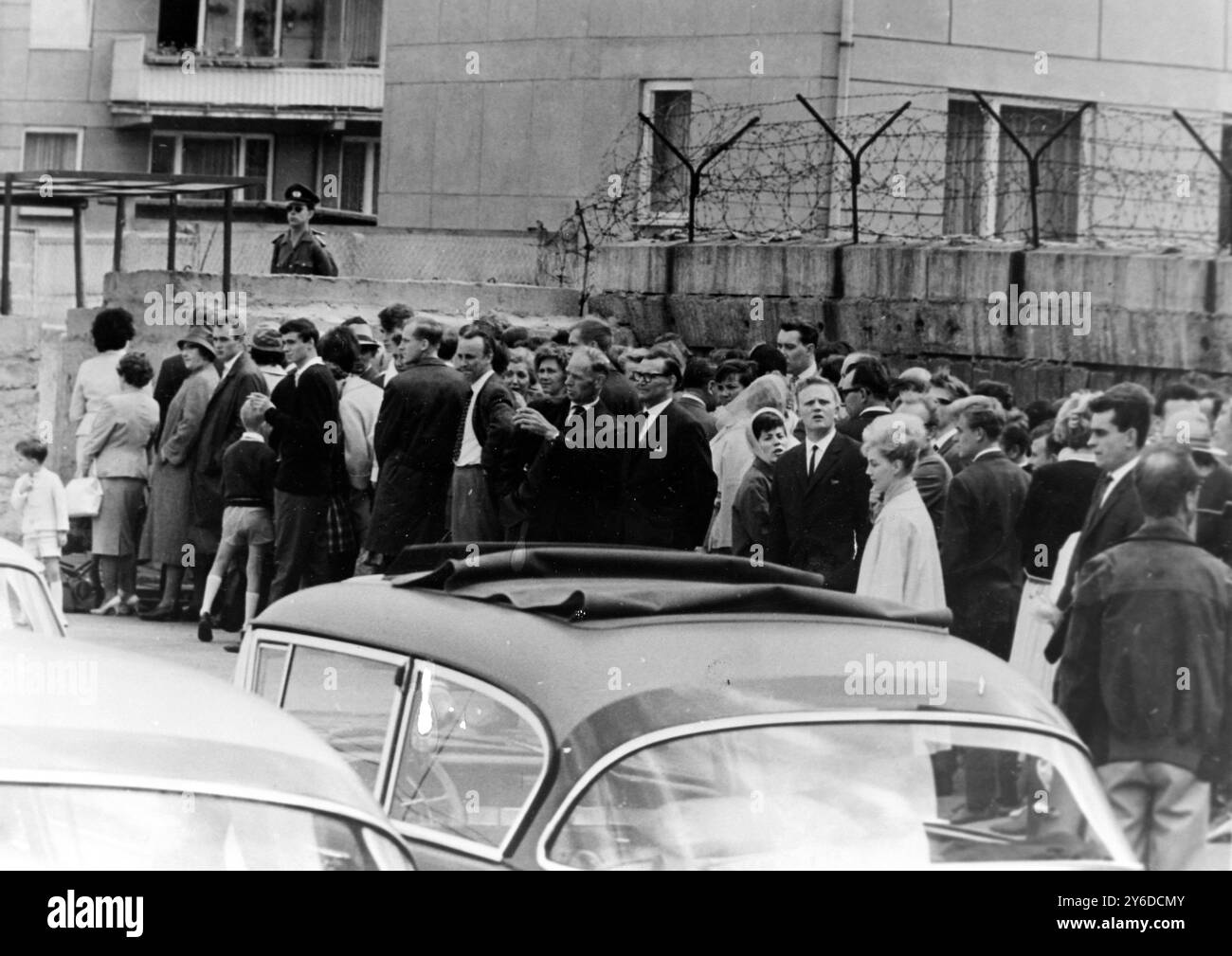 BORDER CHECKPOINT IN BERLIN ; 5 JUNE 1963 Stock Photo - Alamy