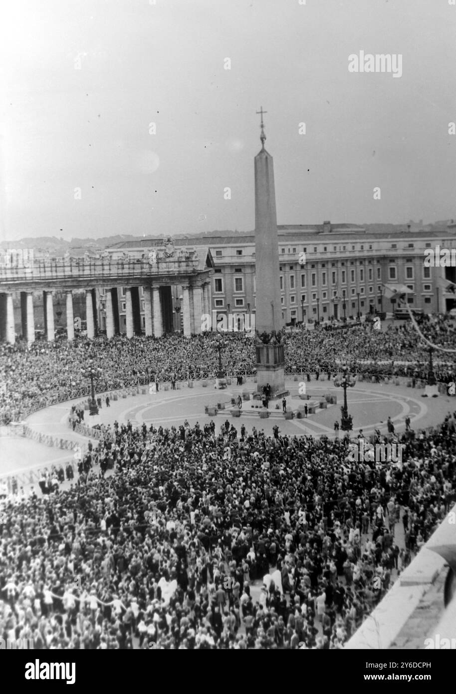 VATICAN CITY ST PETER SQUARE POPE JOHN XXIII - CROWDS PAY HOMAGE IN ...
