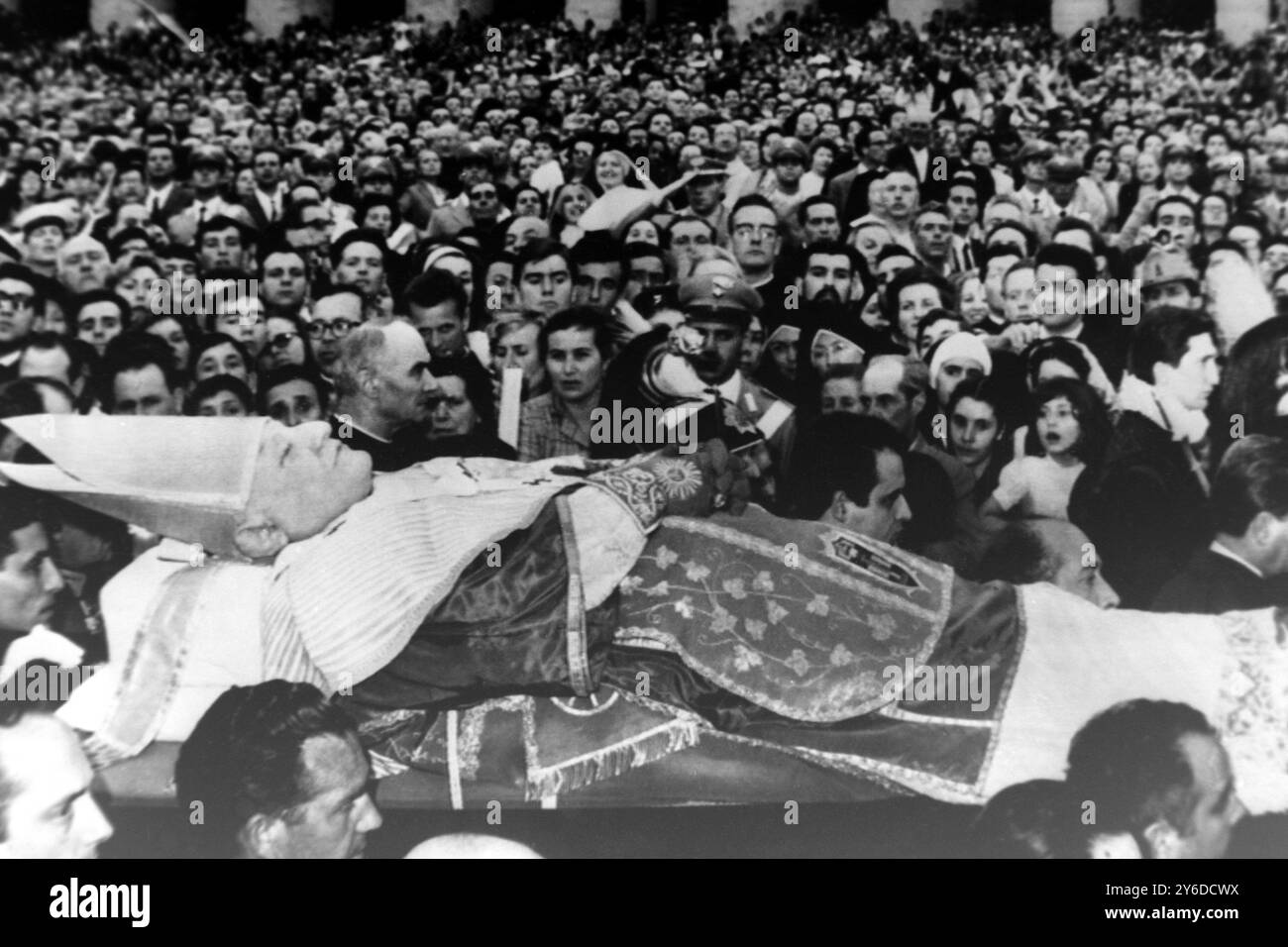 4 JUNE 1963 THE BODY OF POPE JOHN XXIII IS CARRIED THROUGH THE CROWDS ...