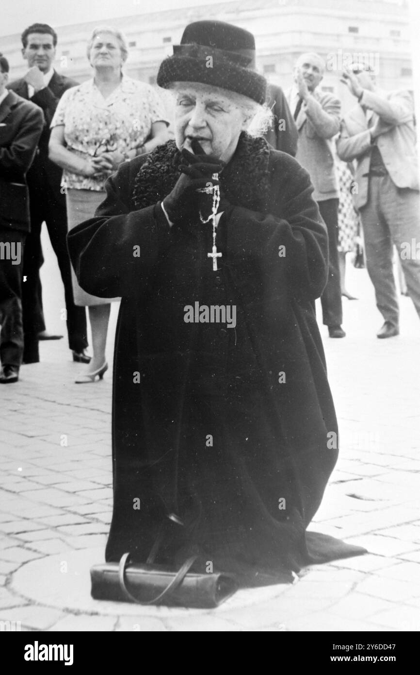 PEOPLE SAY MASS AND PRAYING FOR POPE JOHN XXIII WHO DIED IN VATICAN ...