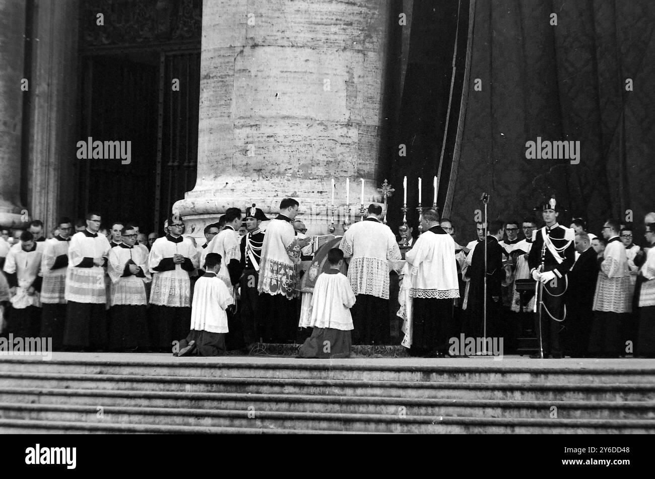 PEOPLE SAY MASS AND PRAYING FOR POPE JOHN XXIII WHO DIED IN VATICAN ...