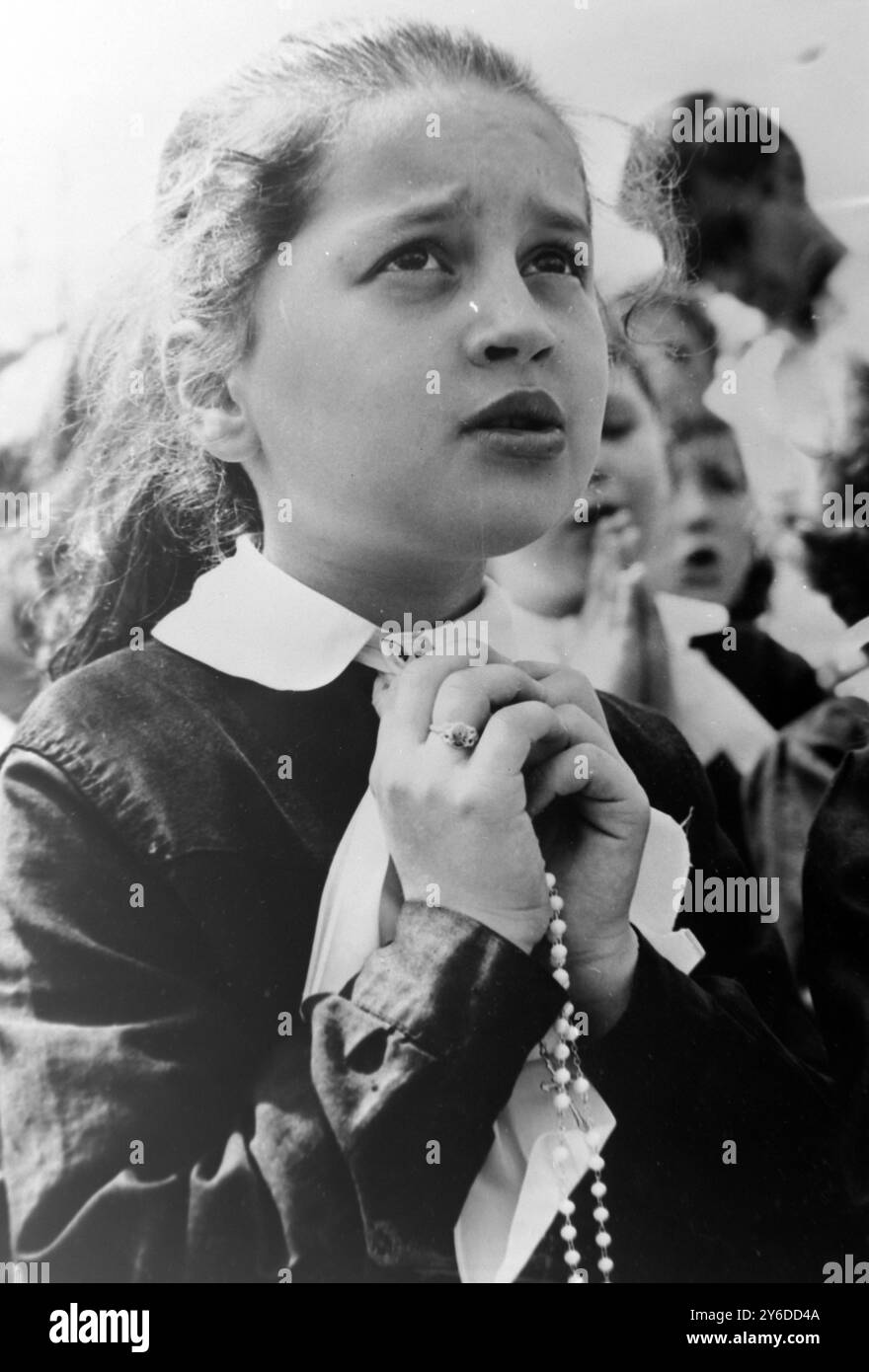 PEOPLE SAY MASS AND PRAYING FOR POPE JOHN XXIII WHO DIED IN VATICAN ...