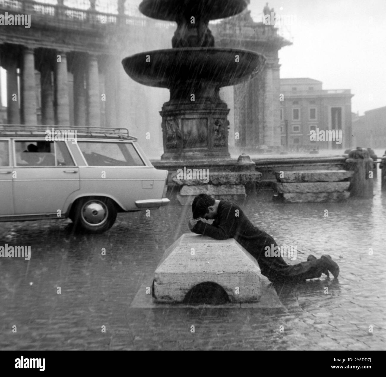 IN ROMAN RAIN PEOPLE PRAYING FOR POPE JOHN XXIII IN VATICAN CITY, ROME ...