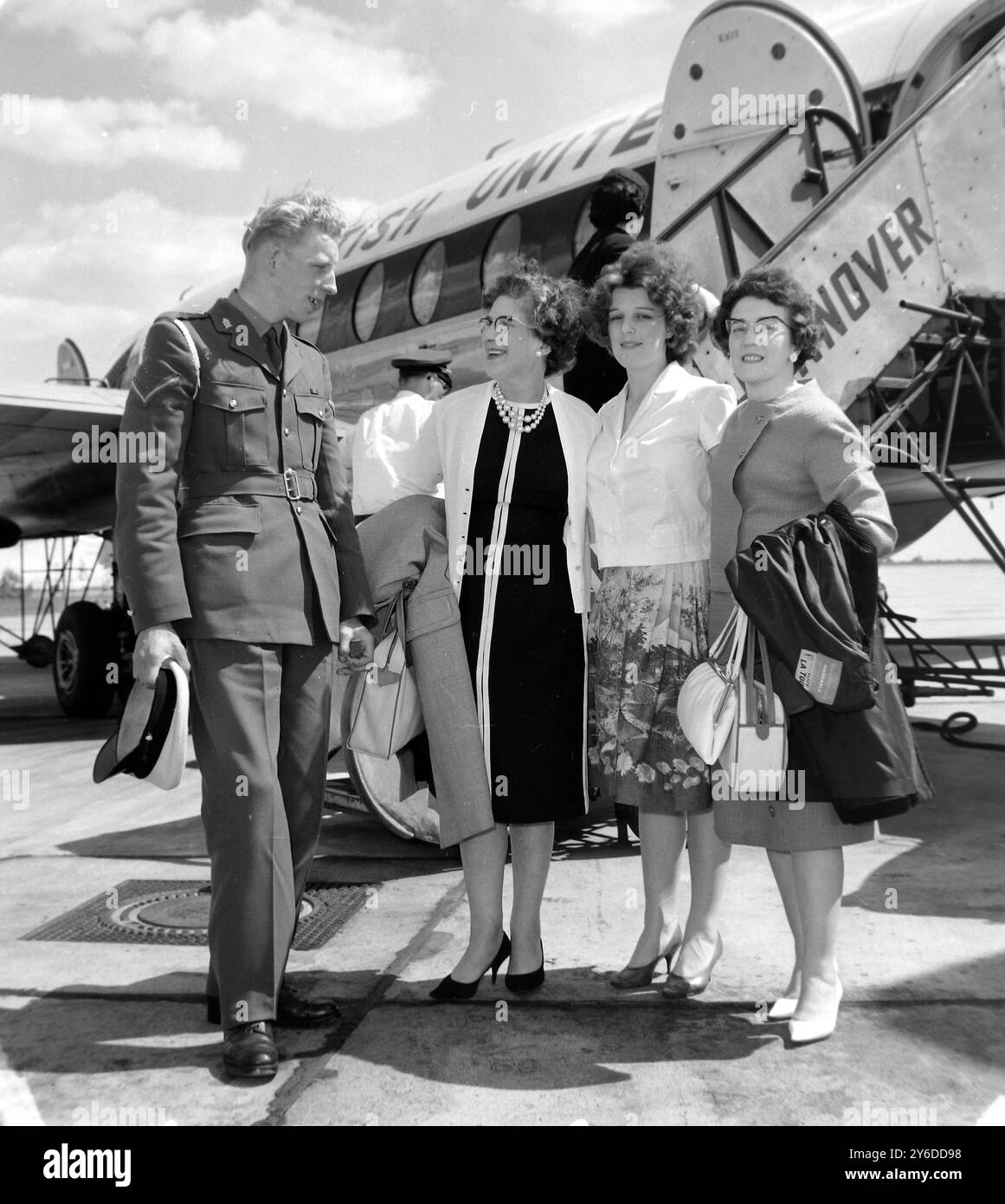 BRITISH ARMY MRS MORRIS WITH FAMILY ARRIVES TO VISIT SON IN HANNOVER ...