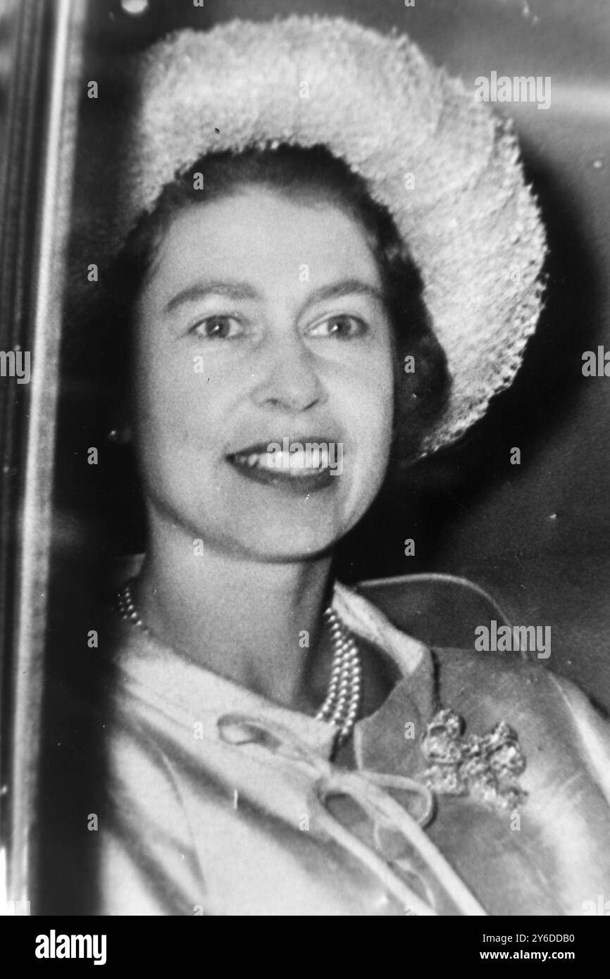 QUEEN ELIZABETH II EN ROUTE FOR EPSON ; 31 MAY 1963 Stock Photo - Alamy