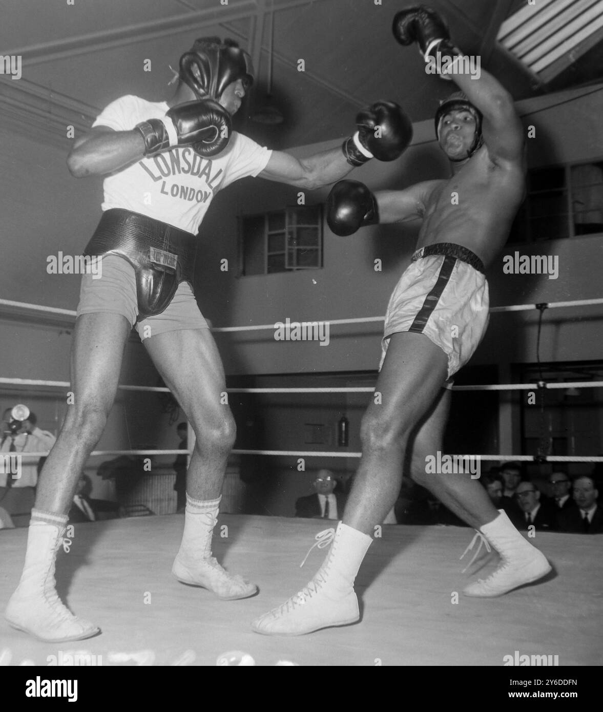 HEAVYWEIGHT BOXING CHAMPION CASSIUS CLAY MUHAMMAD ALI WITH SPARRING ...