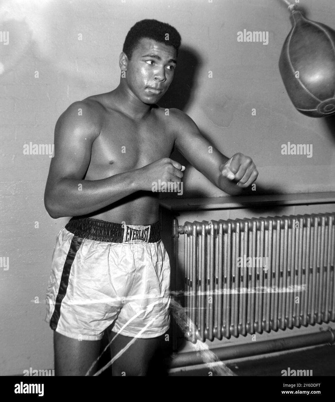 HEAVYWEIGHT BOXING CHAMPION CASSIUS CLAY MUHAMMAD ALI TRAINING IN ...